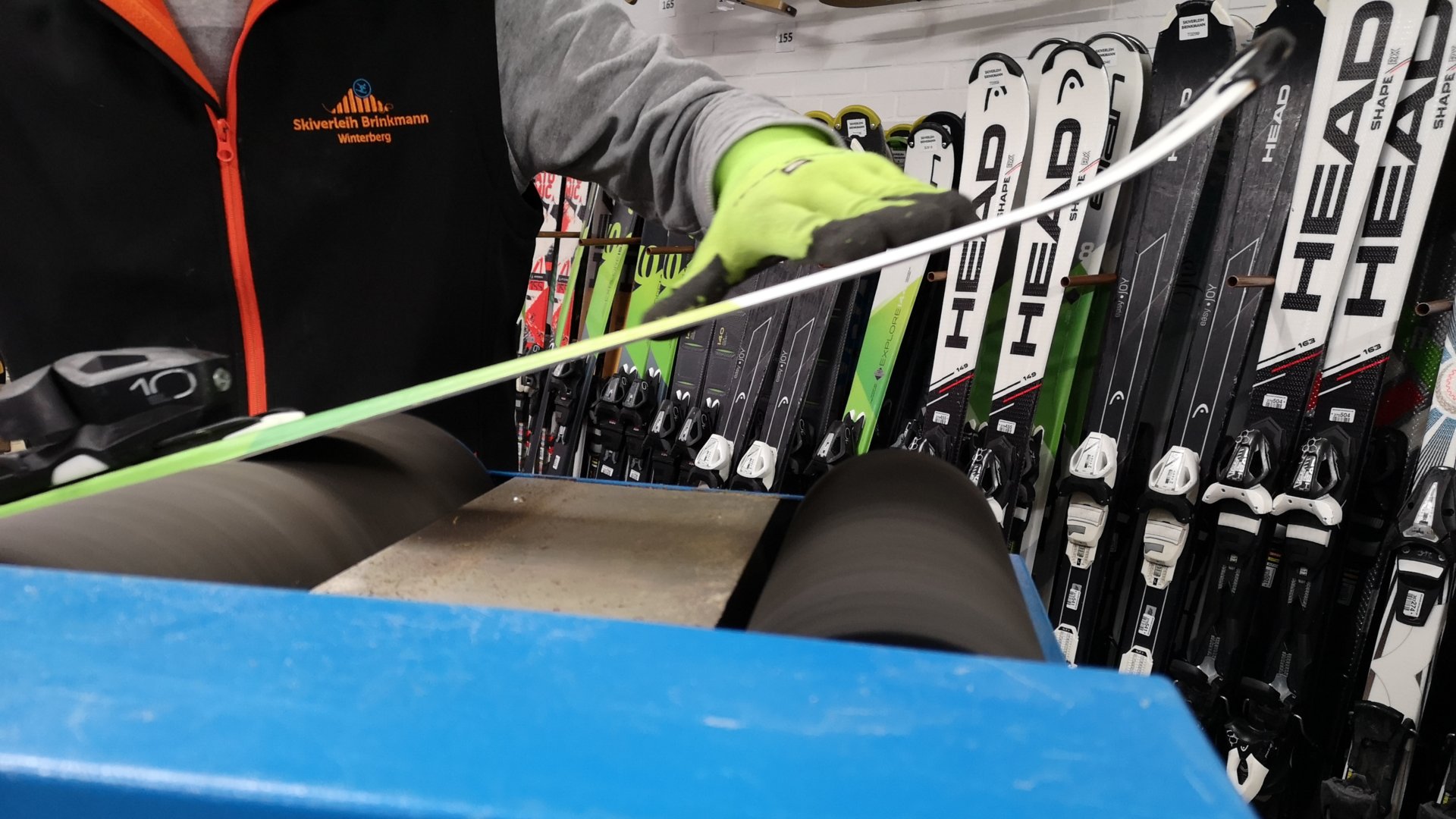 Skiservice in Winterberg bei Skiverleih Brinkmann im Skiliftkarussell